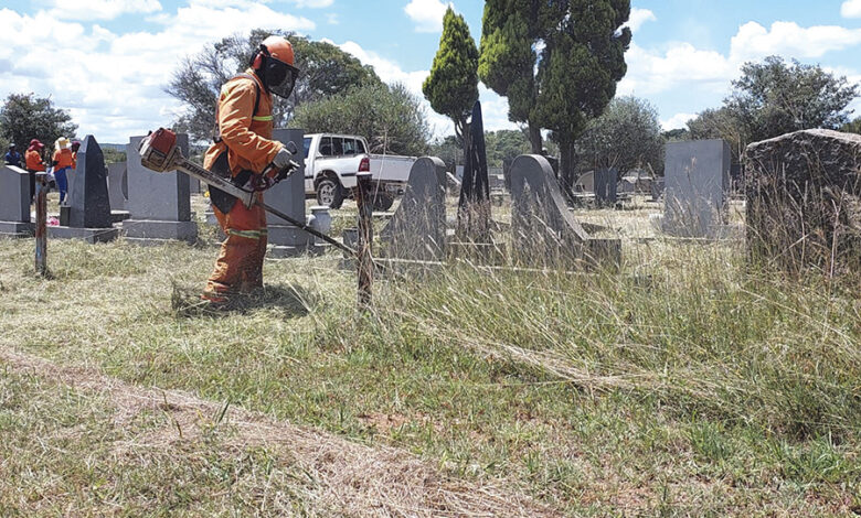 Begraafplaas weer netjies ná spanwerk | Die Pos