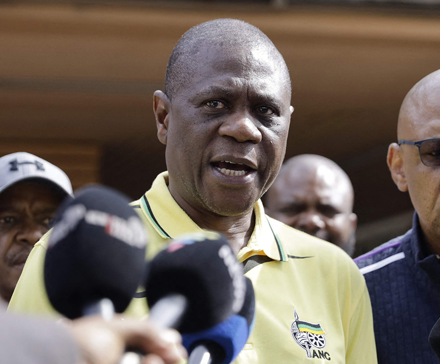 Mashatile moet voor sy eie deur vee voordat hy uitlatings oor grond ...
