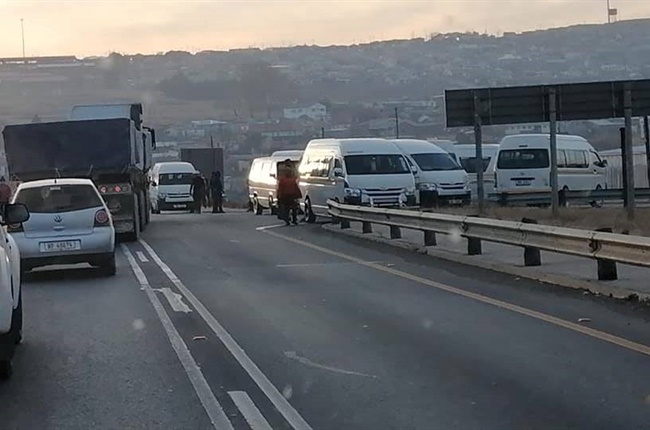 Motorists urged to avoid R103 as taxi operators protest in Mooi River ...