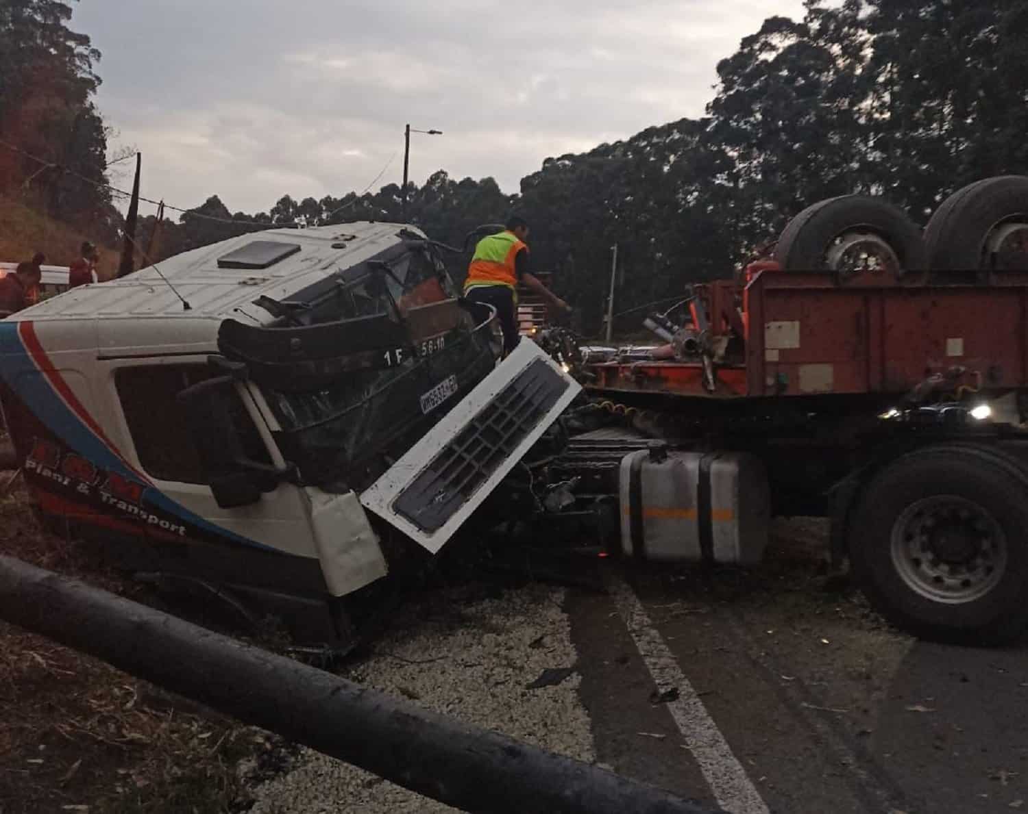 WATCH | Truck Driver seriously injured in multi-vehicle crash on N3 ...