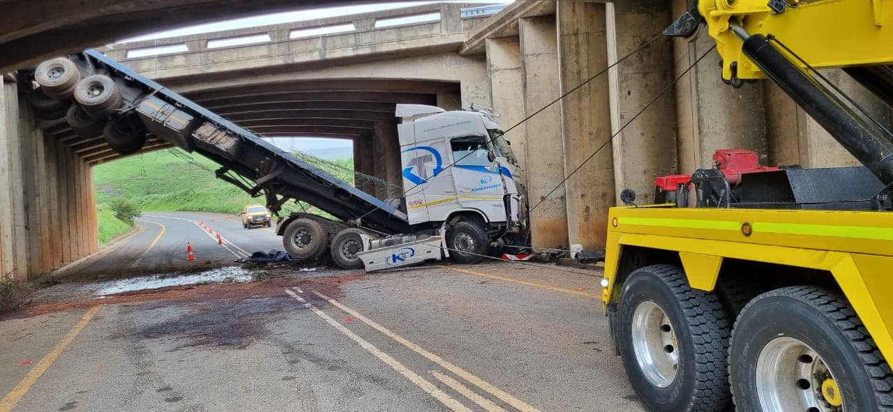 Truck veers off bridge on N3 | The Witness