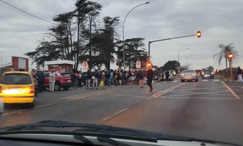 WATCH | Northdale Hospital strike brings Raisethorpe to a standstill ...
