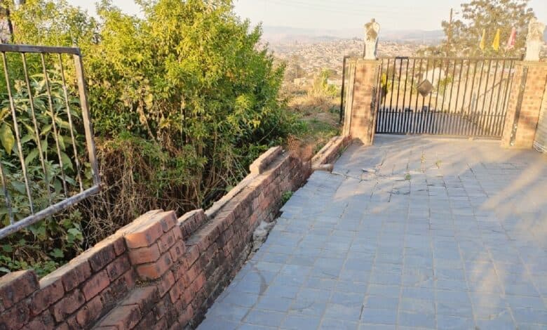 Bombay Heights resident lives in fear of collapsing wall | The Witness