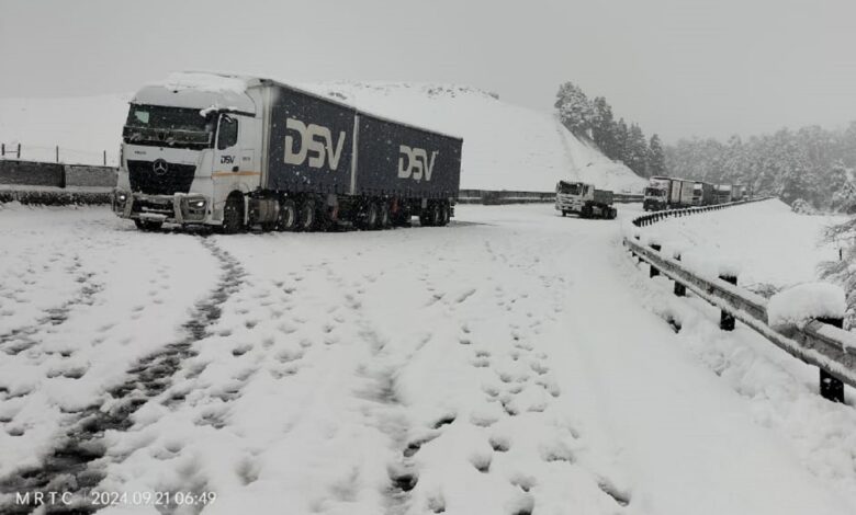 KZN snow: Emergency services team up to assist stranded motorists | The ...