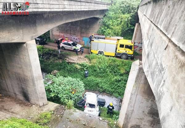 One killed after car plunges off M13 bridge in Durban | The Witness