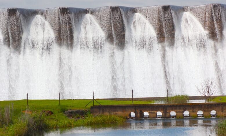 Visitors flock to the Midlands to see Midmar Dam in its full glory ...