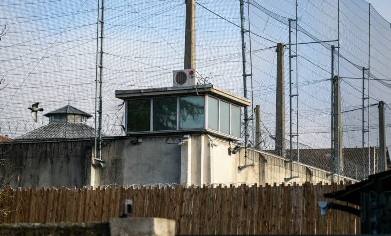 France catches one of two escapees in bed-sheet prison break | The Witness