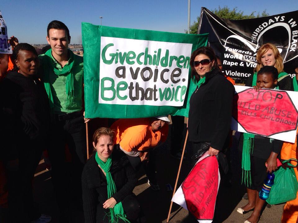 Talle protesteer teen vroue- en kindermishandeling | Krugersdorp News