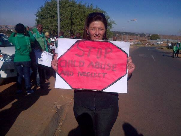 Talle protesteer teen vroue- en kindermishandeling | Krugersdorp News