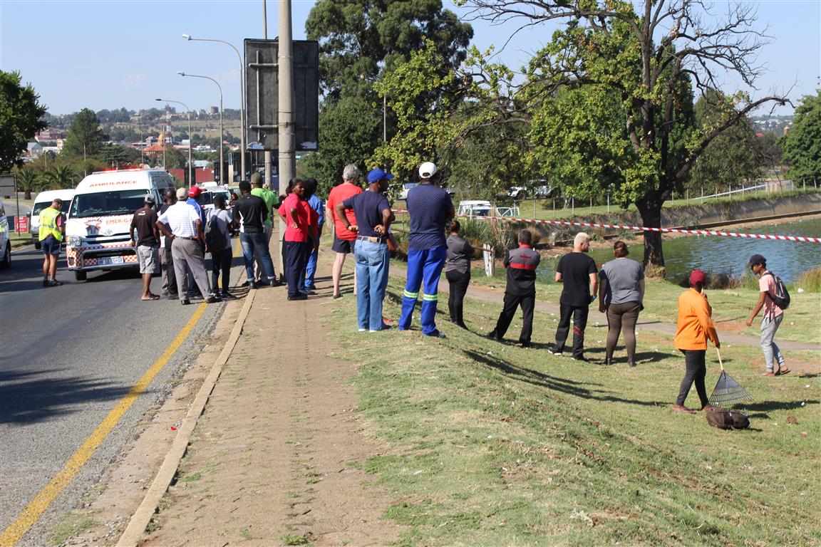 Body found floating in Monument Dam at shopping centre | Krugersdorp News