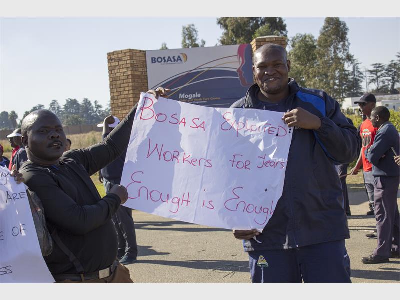 [WATCH] Tensions reach boiling point for Bosasa workers | Krugersdorp News