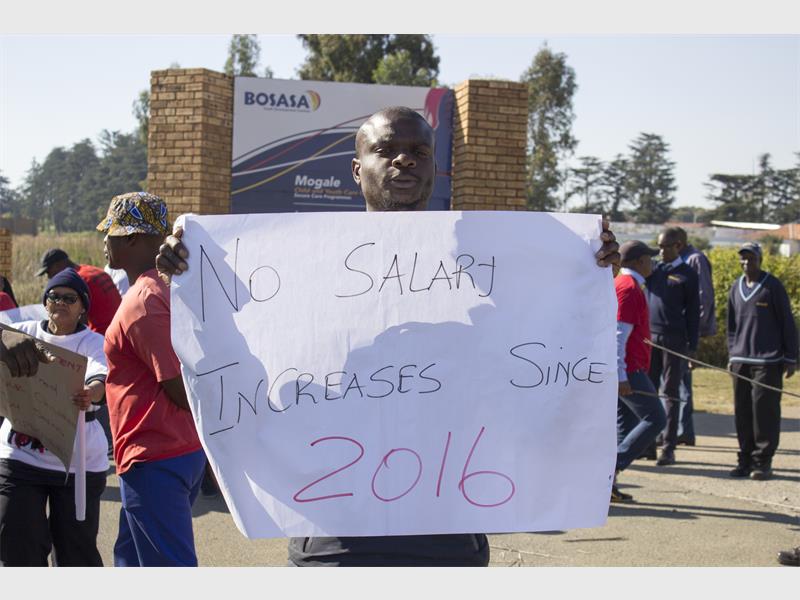[WATCH] Tensions reach boiling point for Bosasa workers | Krugersdorp News