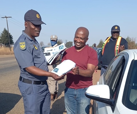 Cops spread vehicle hijacking awareness in Magalies | Krugersdorp News