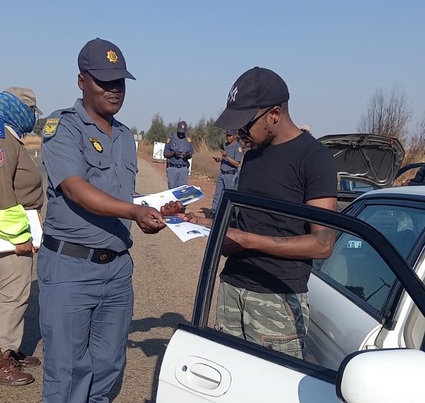 Cops spread vehicle hijacking awareness in Magalies | Krugersdorp News