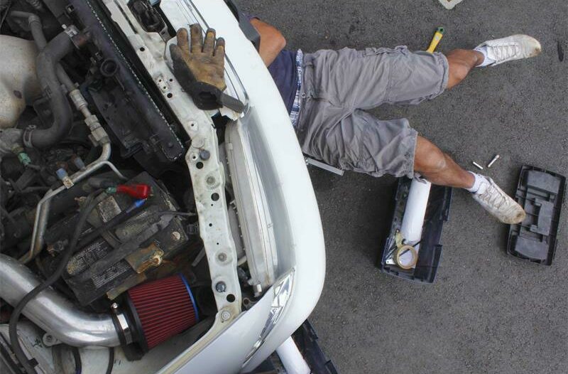 A do-it-yourself-car-repair guide ... safely