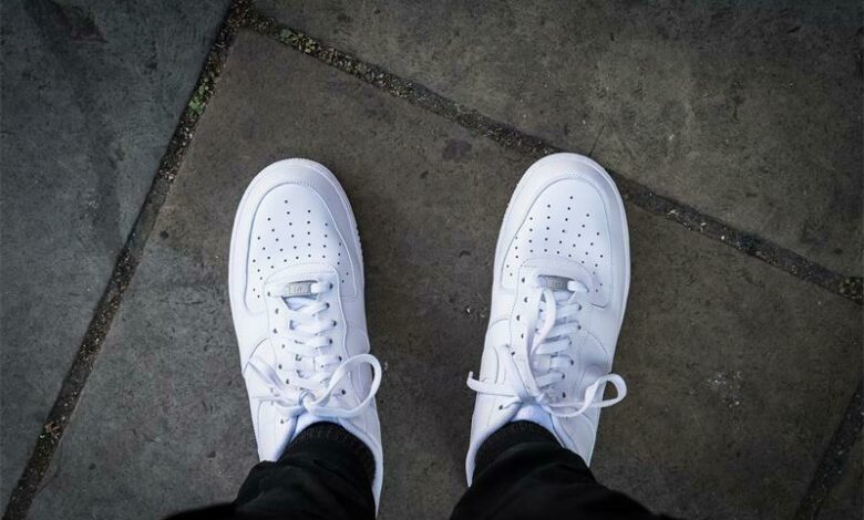 BRIEF: Huis Nehemiah-seun gee sy skoene vir minderbevoorregte maatjie