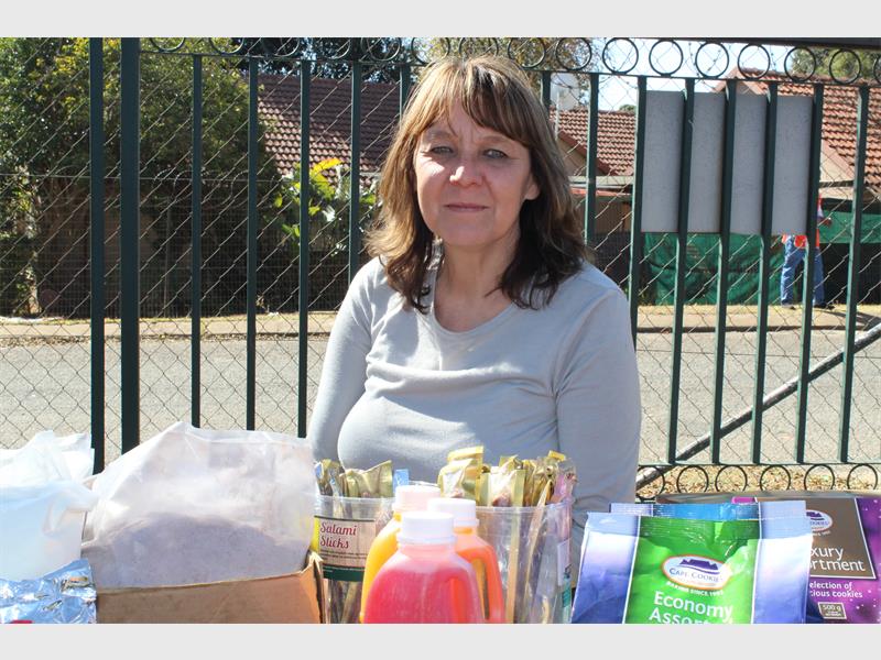 KYK HIER: VEK Wilropark-vlooimark weereens 'n groot sukses | Roodepoort ...