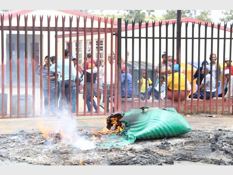 WATCH: Police and GDE officials held hostage by the community ...