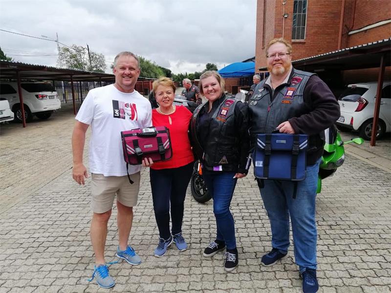 Helpende Hand maak kinderharte bly met skooltasdonasie | Roodepoort Record