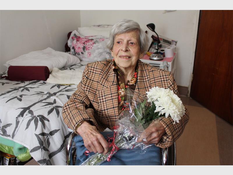 Nege-en-negentig kersies vir Tannie Thora | Roodepoort Record