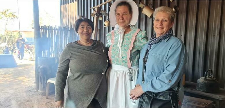 NG Kerk Roodekrans se seniors het nostalgiese terugblik by monument