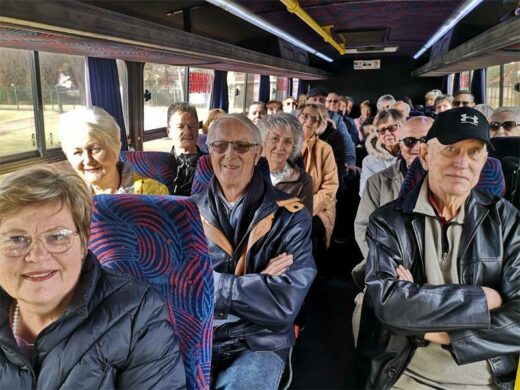 NG Kerk Roodekrans se seniors het nostalgiese terugblik by monument