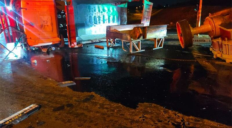 Hours-long clean-up after truck overturns near N1 | Roodepoort Record