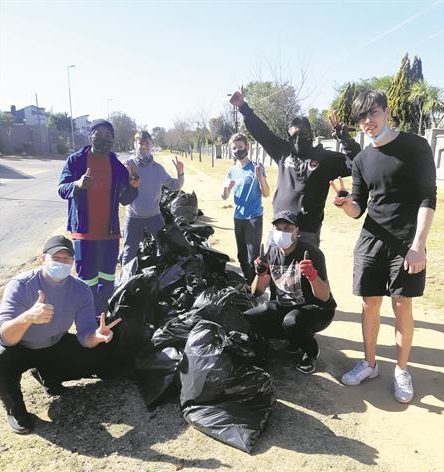 Residents of Fourways Estate embark on a street clean-up campaign to ...