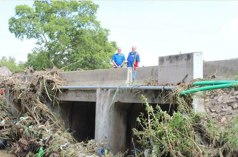 Blocked channels on Platina Street bridge in Jukskei Park a root to ...