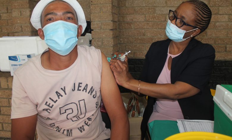 Many rolling up their sleeves at Reiger Park Civic Centre | Boksburg ...