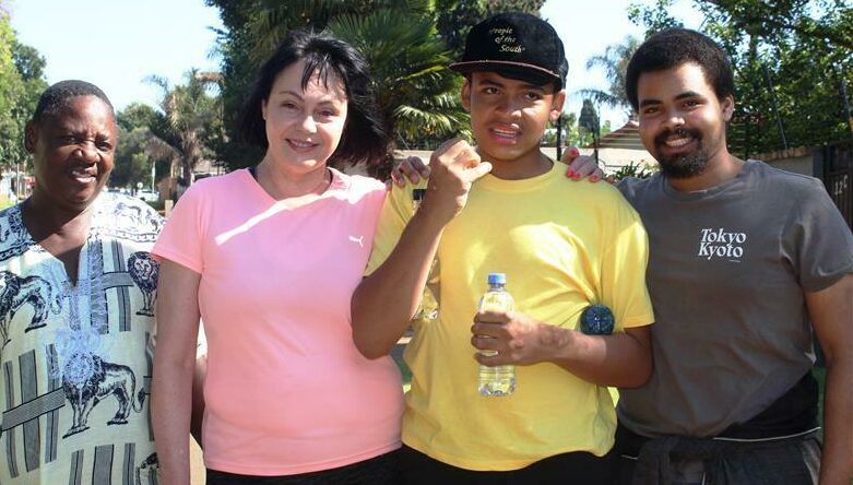 IN PICTURES: Pineapple Walk draws a cheerful crowd | Boksburg Advertiser