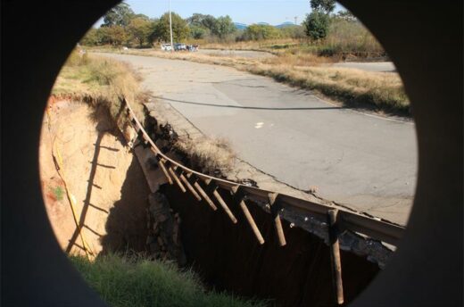 VIDEO: Process to fix Rondebult Road sinkhole dragging on | Boksburg ...