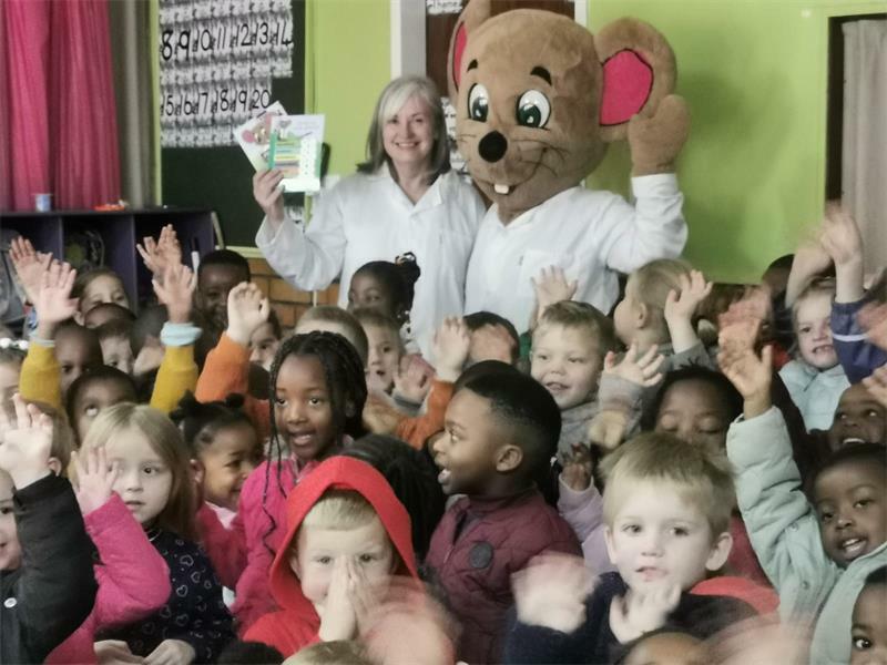 Tandemuis wys maatjies hoe om tande te borsel | Benoni City Times