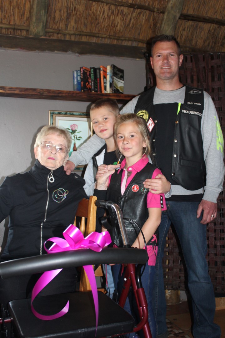 Tannie Sarie ontvang nuwe loopraam net voor haar 91ste | Brakpan Herald