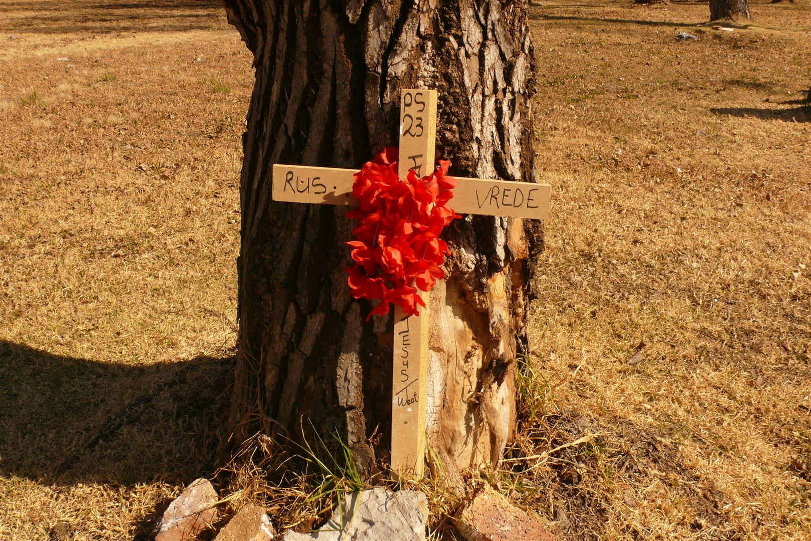 Houtkruis waar oorledene in veld gevind is, is ‘n raaisel | Brakpan Herald