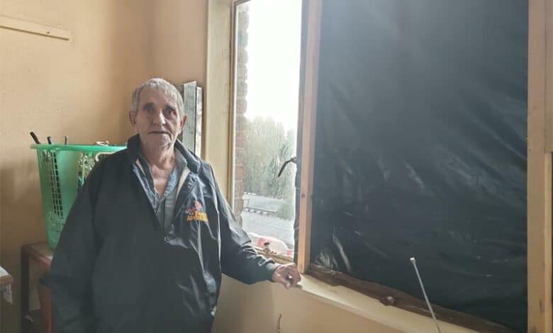 Gebreekte vensters, weeluise en kokkerotte teister bejaardes by Tweedy ...