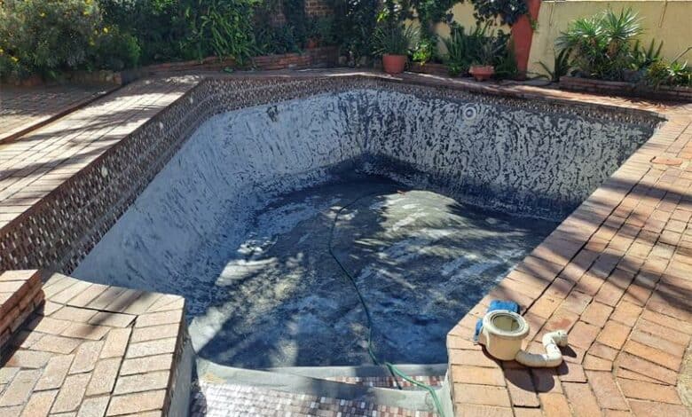 OPVOLG: Ekurhuleni pomp riool besoedelde swembad in Elliotstraat leeg ...