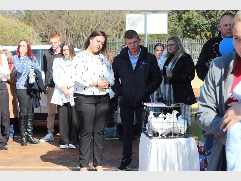 Video: Klein brandslagoffer (4) van Brakpan gegroet met roerende ...