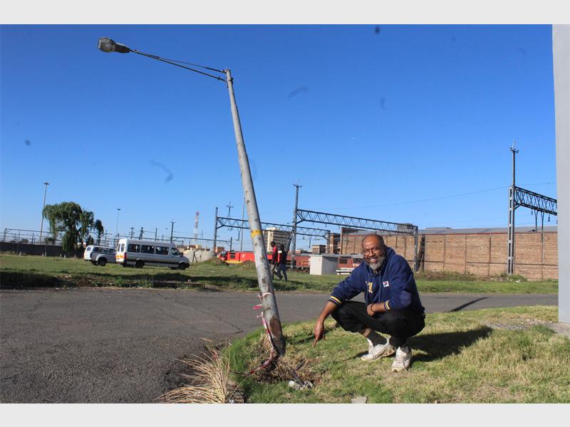 Leaning lamp post is dangerous | Springs Advertiser