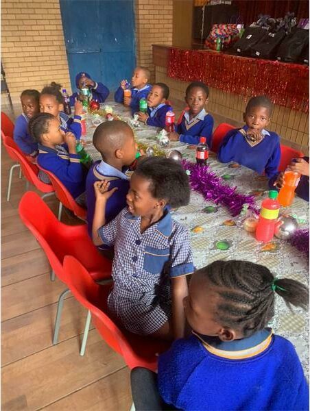 Môrester children treated to a Christmas party | Springs Advertiser