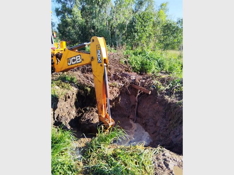 Residents drown in frustration as water pipe bursts | Springs Advertiser