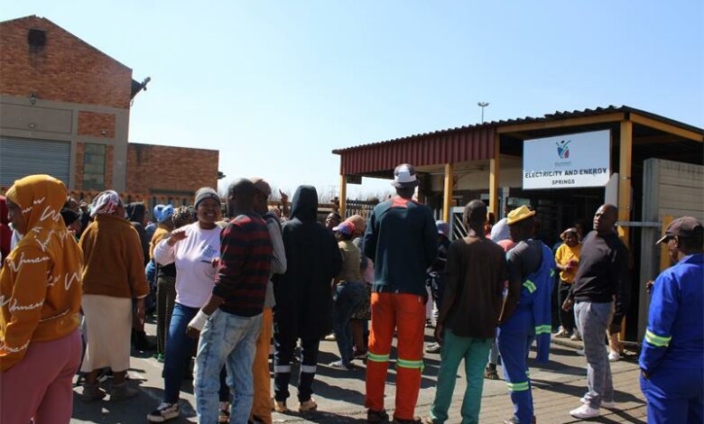 FOLLOW-UP: Ekurhuleni to restore Slovo Park power while removing ...