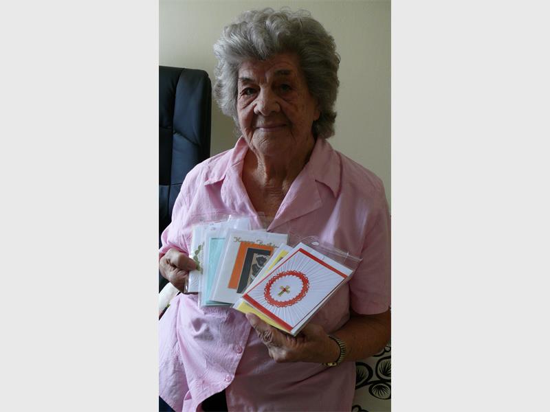 Vrou, 93, maak kaartjies dat die biesies bewe | Randfontein Herald