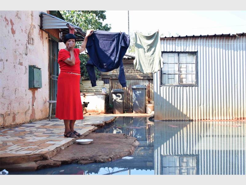 Riool dam op in Toekies-inwoners se erwe | Randfontein Herald