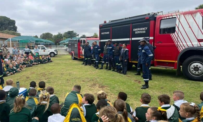 RAM-leerders leer van die brandweer