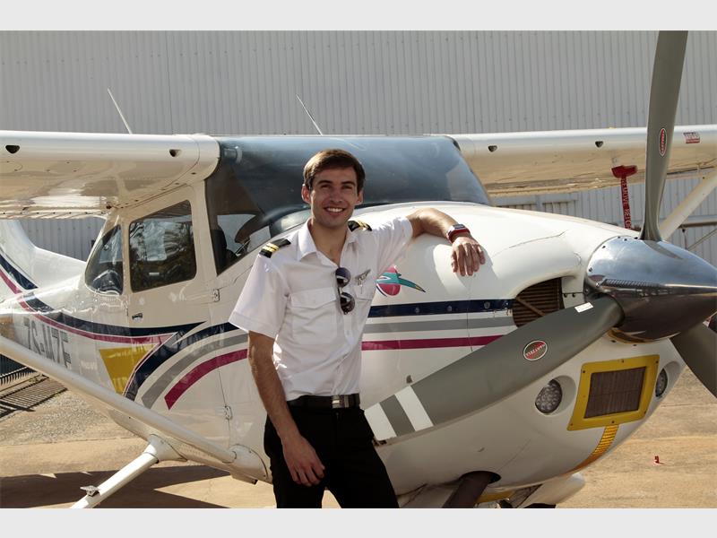 VIDEO: Jong vlieënier vlieg terug na waar hy in die lug gebore is ...