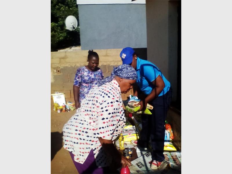 Residents receive food parcels | Kempton Express