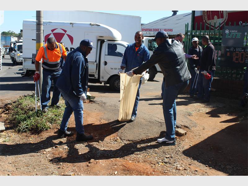 Multotec teams dedicate an hour to clean streets | Kempton Express