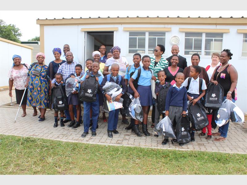 Learners of Mayibuye get school uniforms | Kempton Express