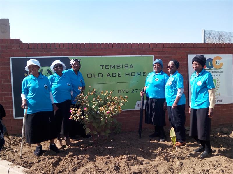 Seniors donate to Tembisa Old Age Home | Kempton Express
